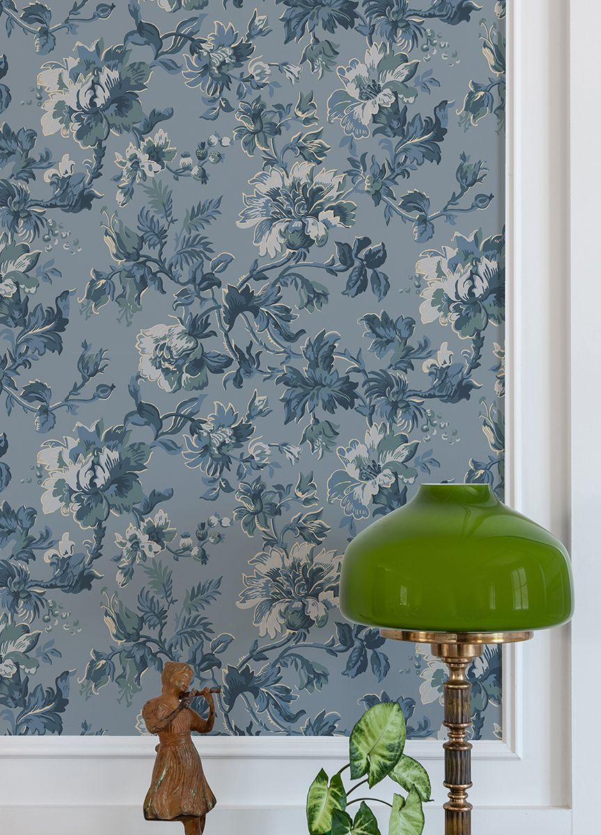 Blå tapet med slyngende blomster i blå - Køb gammalsvenska tapeter her!