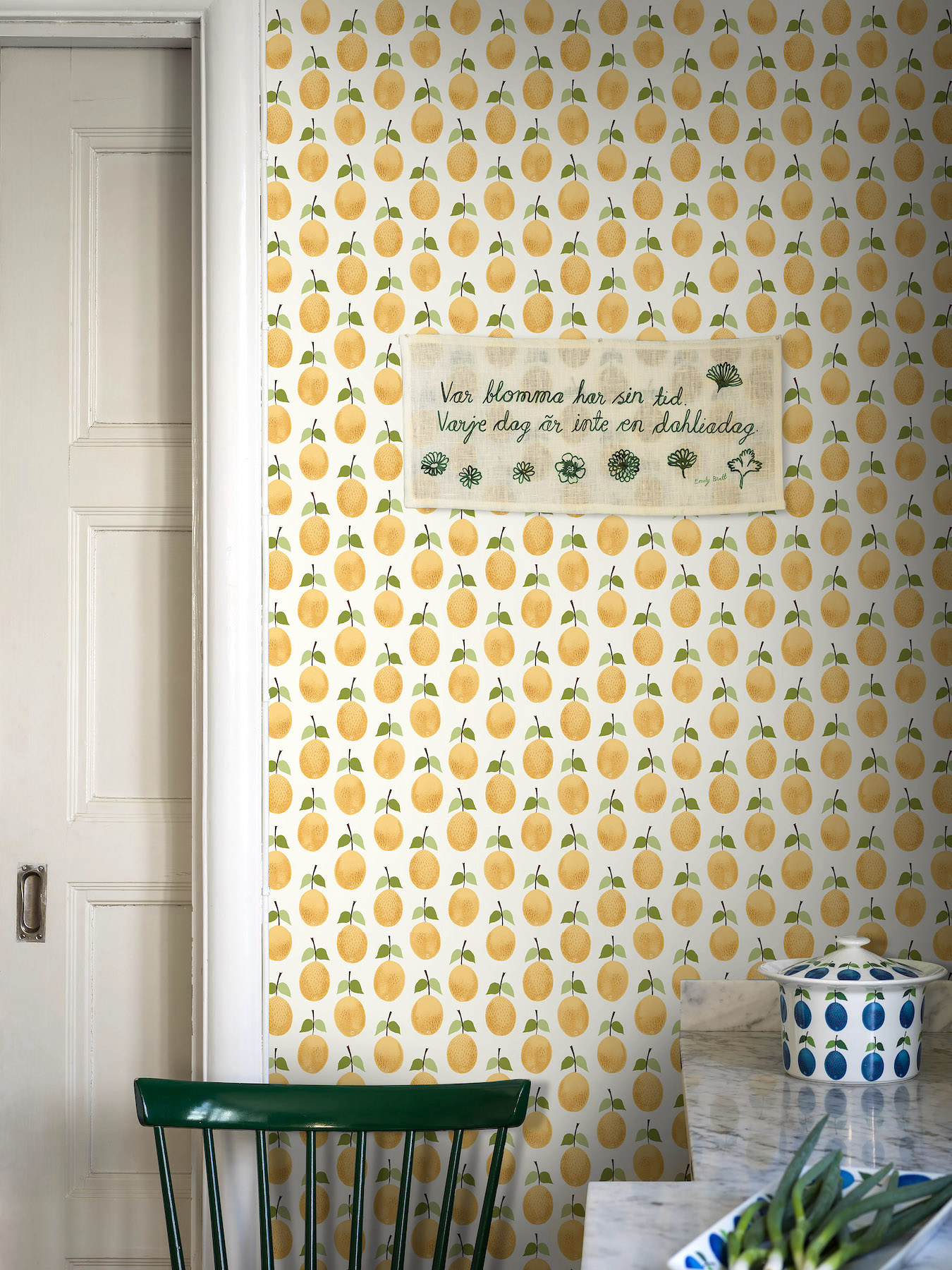 Gule blommer - Flot råhvid tapet med små blommer med blade